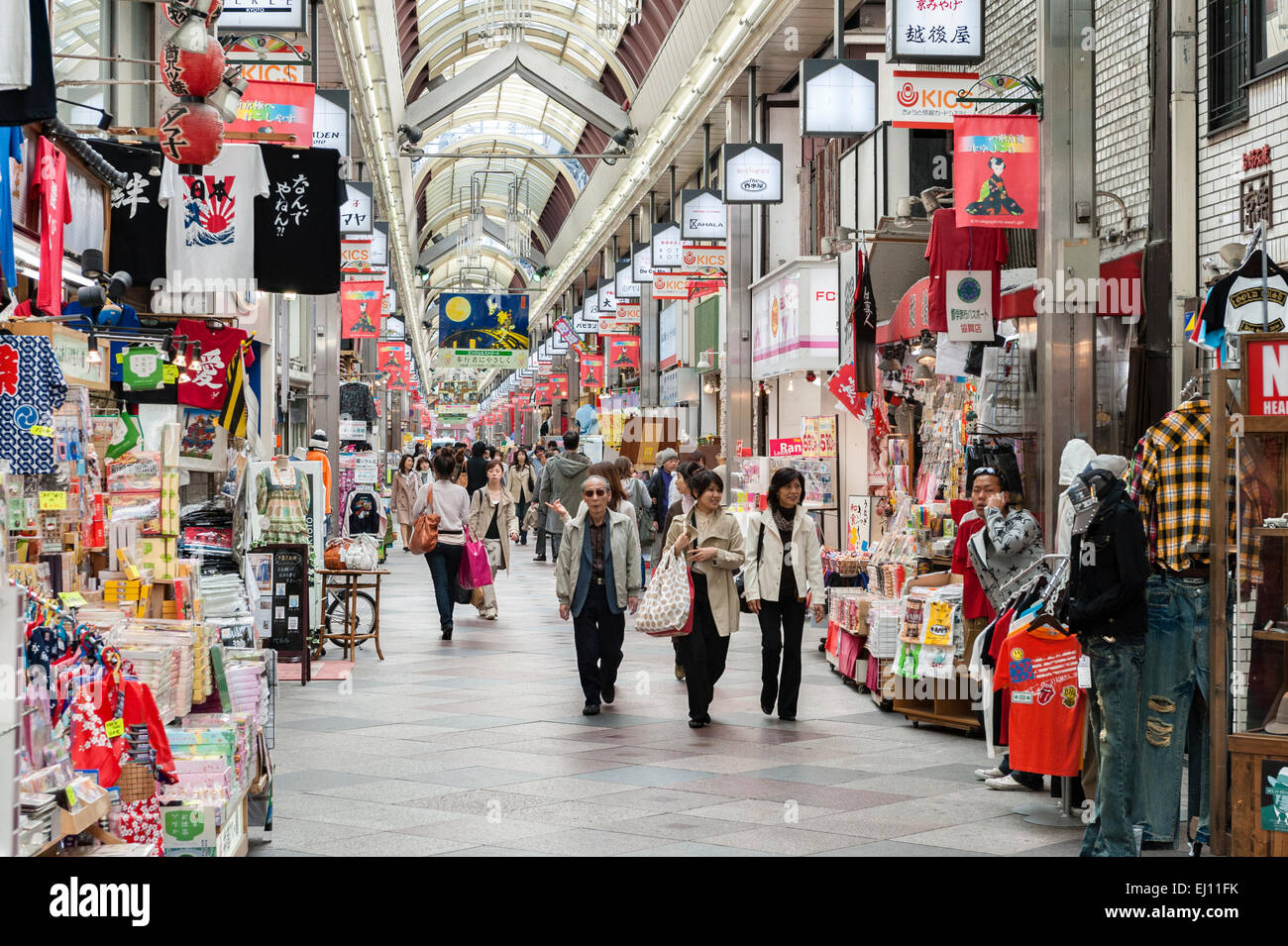Kyoto, Japan. Die Sanjo Einkaufspassage im Zentrum Stadt ...