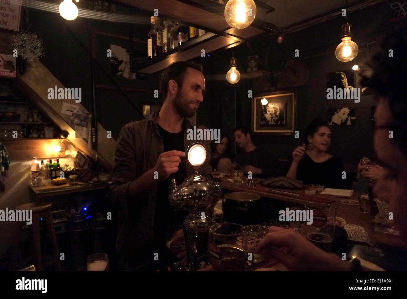 Israelis trinken bier -Fotos und -Bildmaterial in hoher Auflösung – Alamy