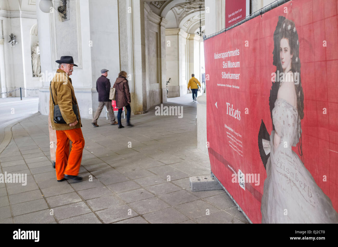 Touristen am Eingang des Sisi-Museum, Wien, Österreich Stockfotografie ...