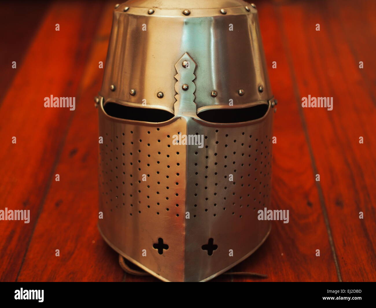 Mittelalterlicher helm -Fotos und -Bildmaterial in hoher Auflösung – Alamy
