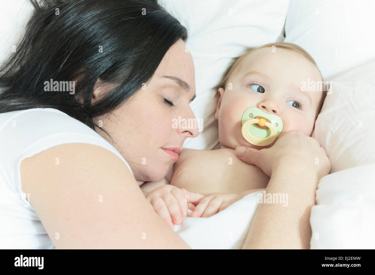Mutter sohn bett -Fotos und -Bildmaterial in hoher Auflösung – Alamy