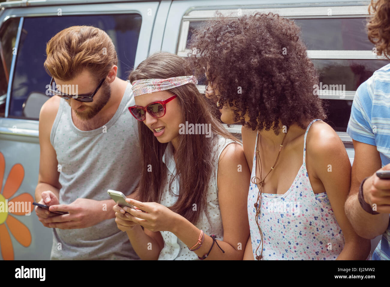 Freunde und telefone -Fotos und -Bildmaterial in hoher Auflösung – Alamy