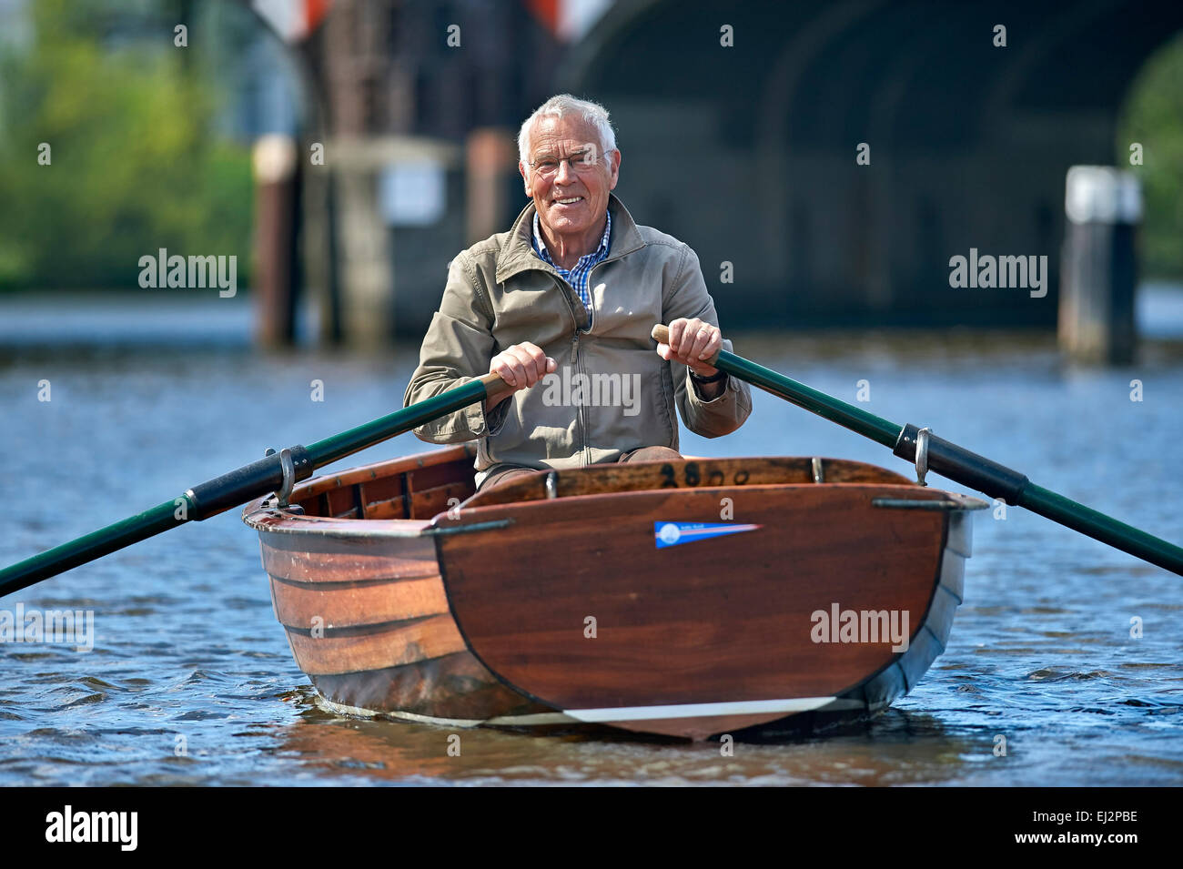 Mann ruderboot -Fotos und -Bildmaterial in hoher Auflösung – Alamy