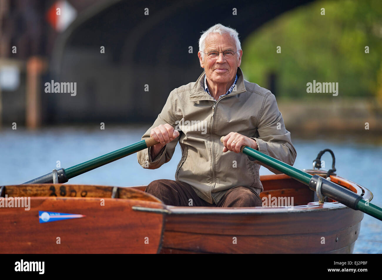 Mann ruderboot -Fotos und -Bildmaterial in hoher Auflösung – Alamy