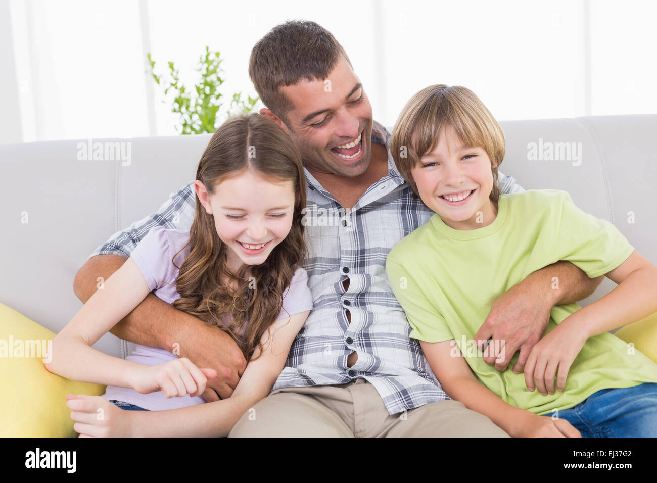 Bruder und schwester kitzeln -Fotos und -Bildmaterial in hoher ...