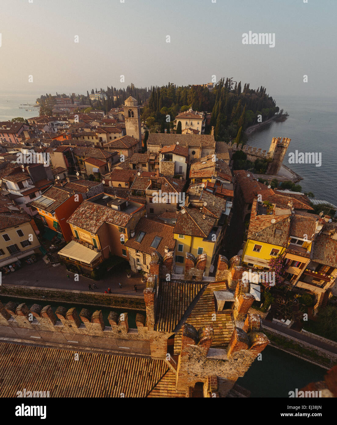 Historisches zentrum von sirmione -Fotos und -Bildmaterial in hoher ...