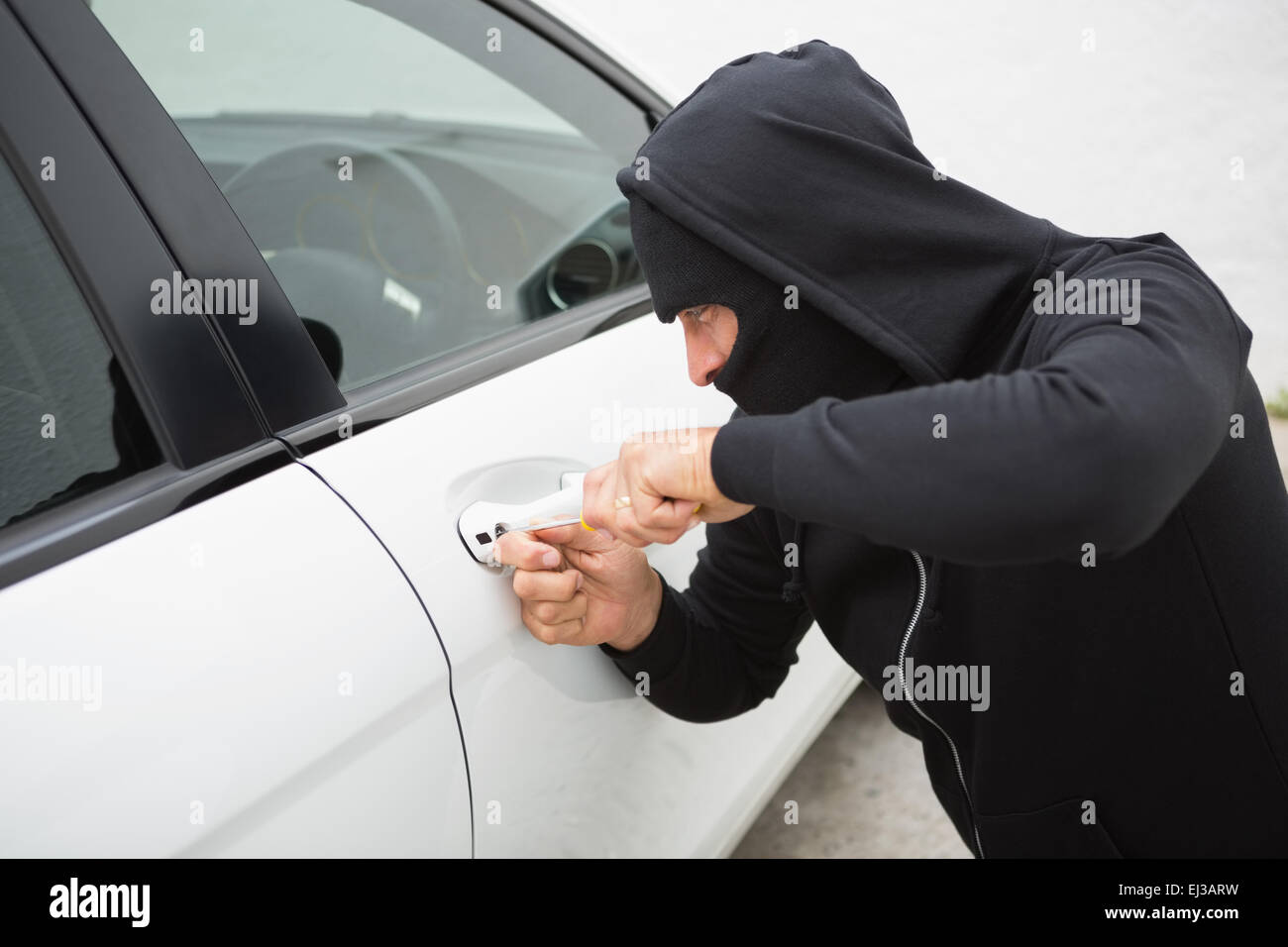 Breaking into car -Fotos und -Bildmaterial in hoher Auflösung – Alamy