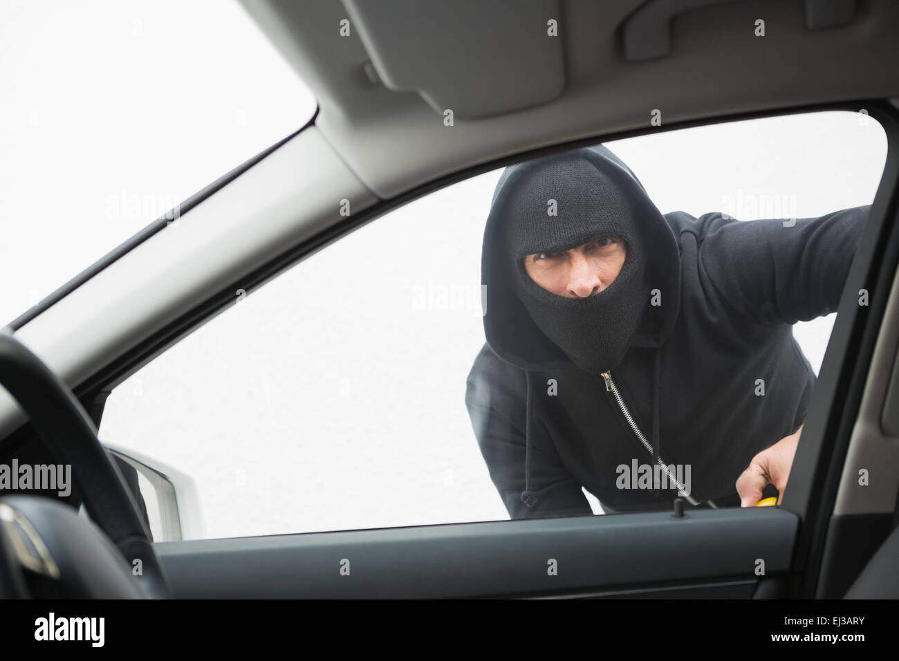 Breaking into car -Fotos und -Bildmaterial in hoher Auflösung – Alamy