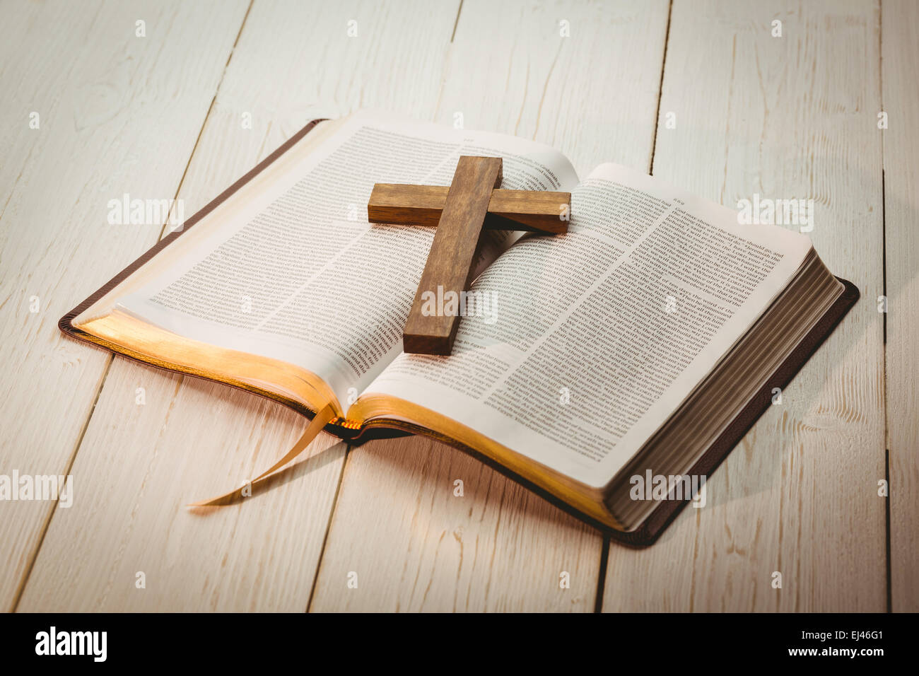 Bibel und kreuz -Fotos und -Bildmaterial in hoher Auflösung – Alamy