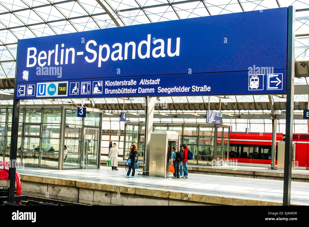 Berlin spandau bahnhof -Fotos und -Bildmaterial in hoher Auflösung – Alamy