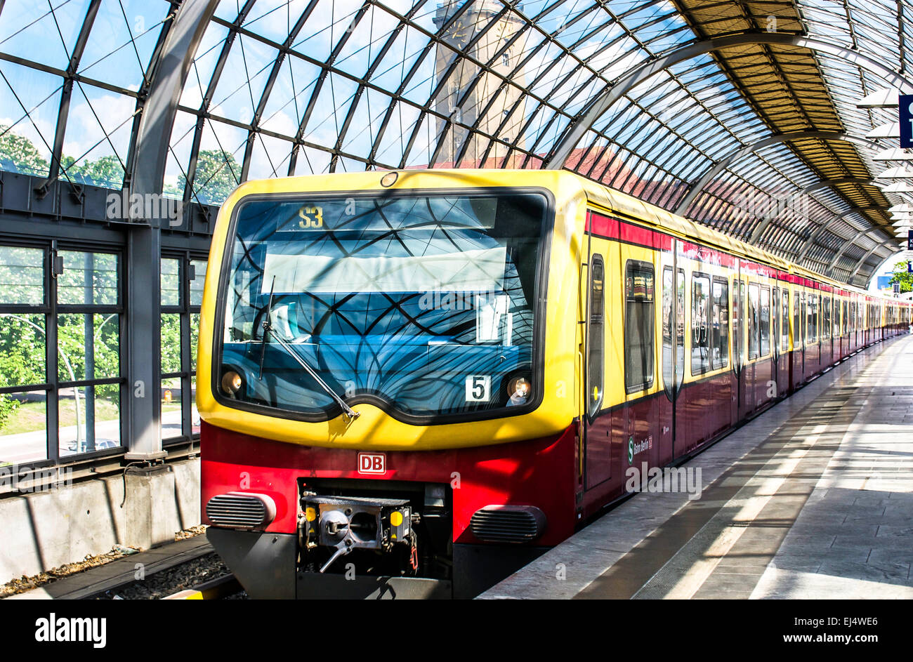Spandau bahnhof -Fotos und -Bildmaterial in hoher Auflösung – Alamy