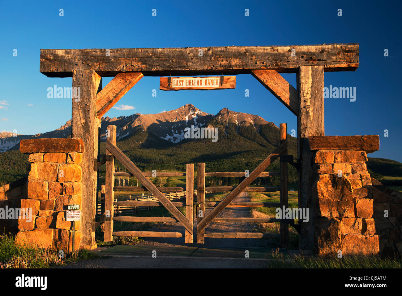 Historische letzte dollar ranch tor -Fotos und -Bildmaterial in hoher ...