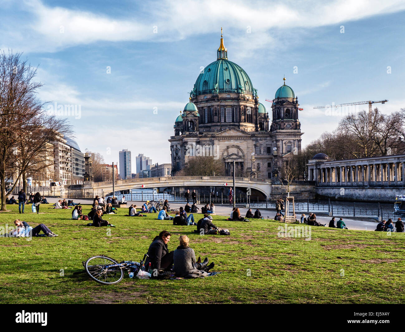 Menschen entspannen Sie sich im Park mit Blick auf den Berliner Dom ...