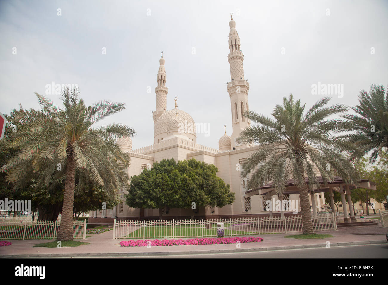 Die jumeirah moschee in dubai -Fotos und -Bildmaterial in hoher ...