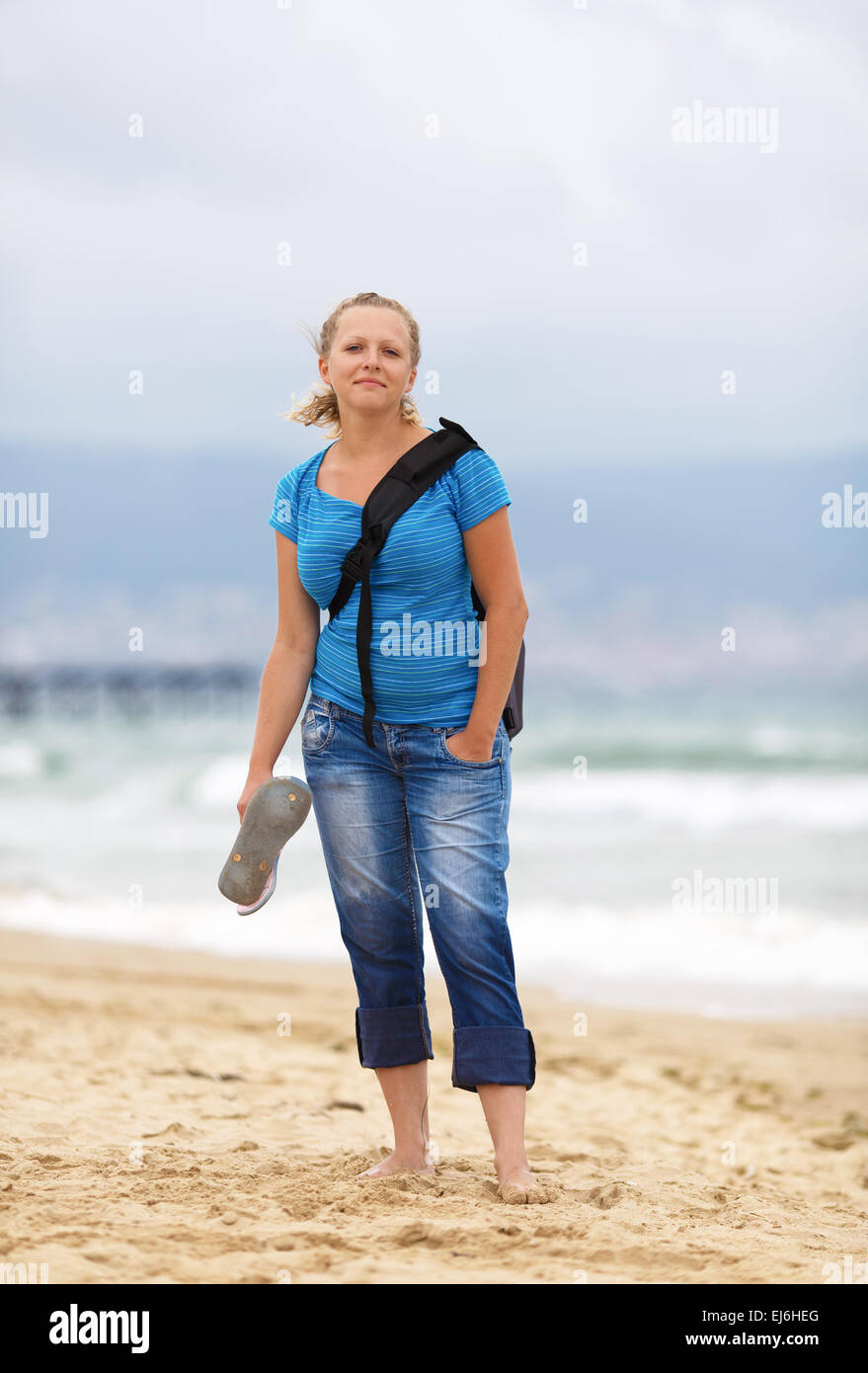 Junge Blonde Frau Barfuß Im Blauen T Shirt Und Jeans Mit Einem Rucksack