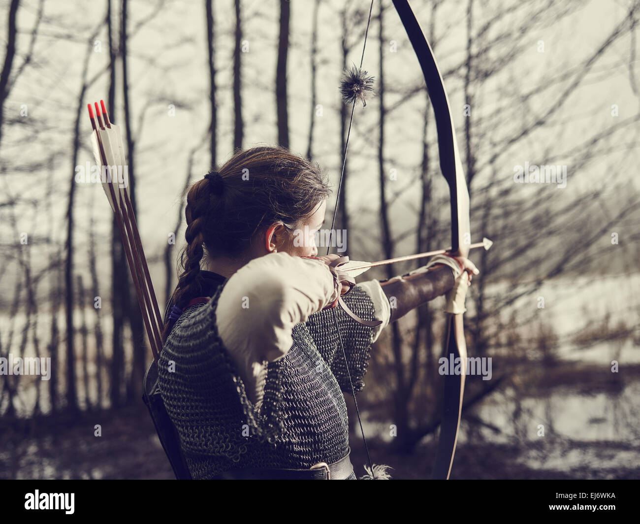 Mittelalterlicher Bogenschütze Frau, sie trägt ein Kettenhemd und ...