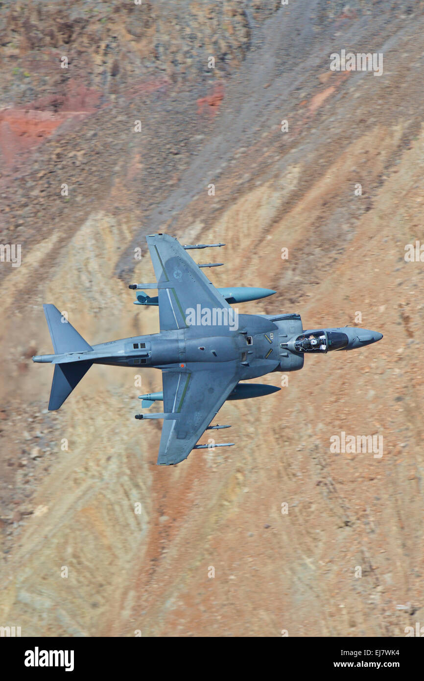 Usmc jet flying low -Fotos und -Bildmaterial in hoher Auflösung – Alamy