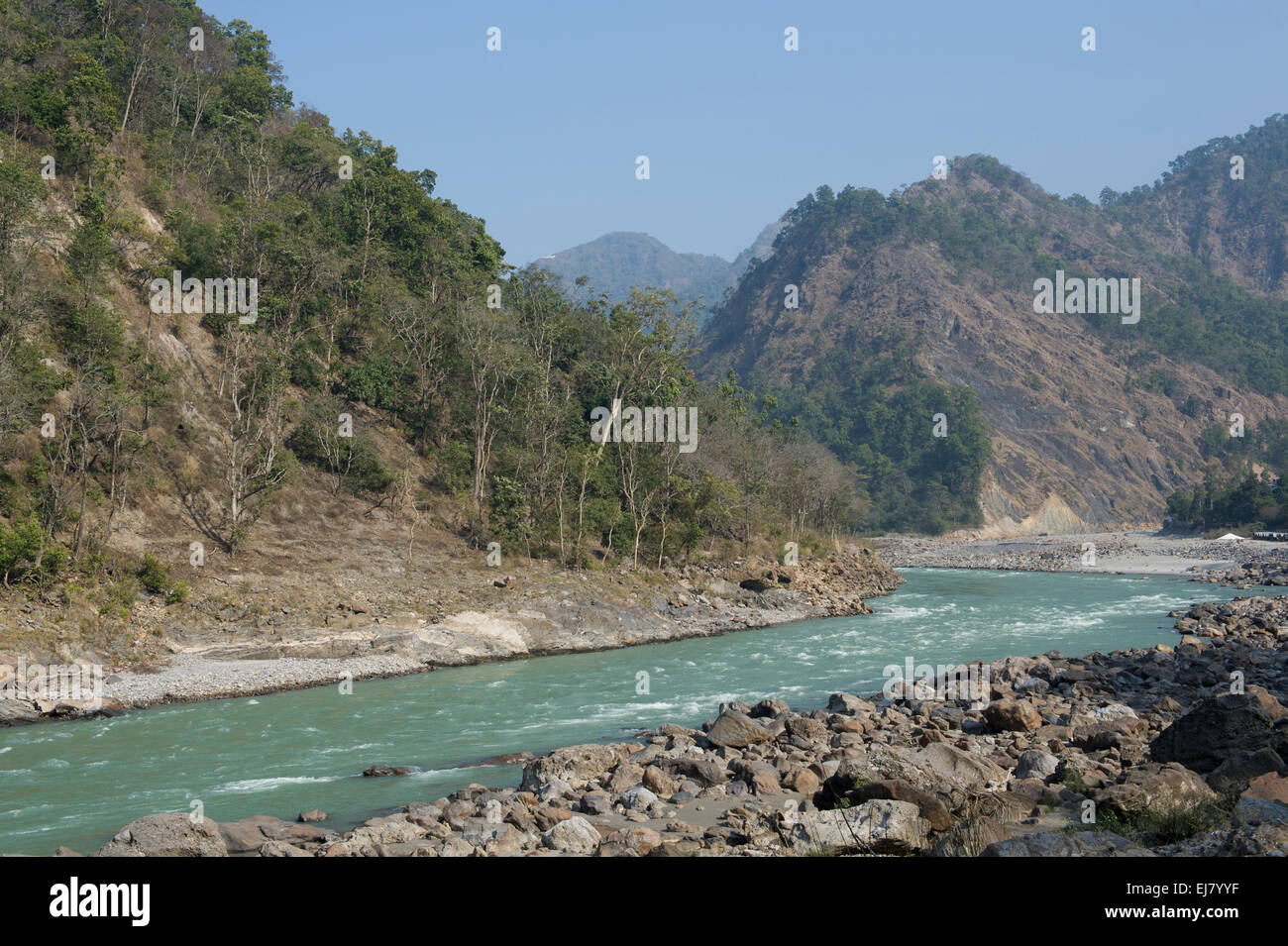 Der Ganges(Ganga)-Fluss fließt durch die Ausläufer des Himalaya vor den ...