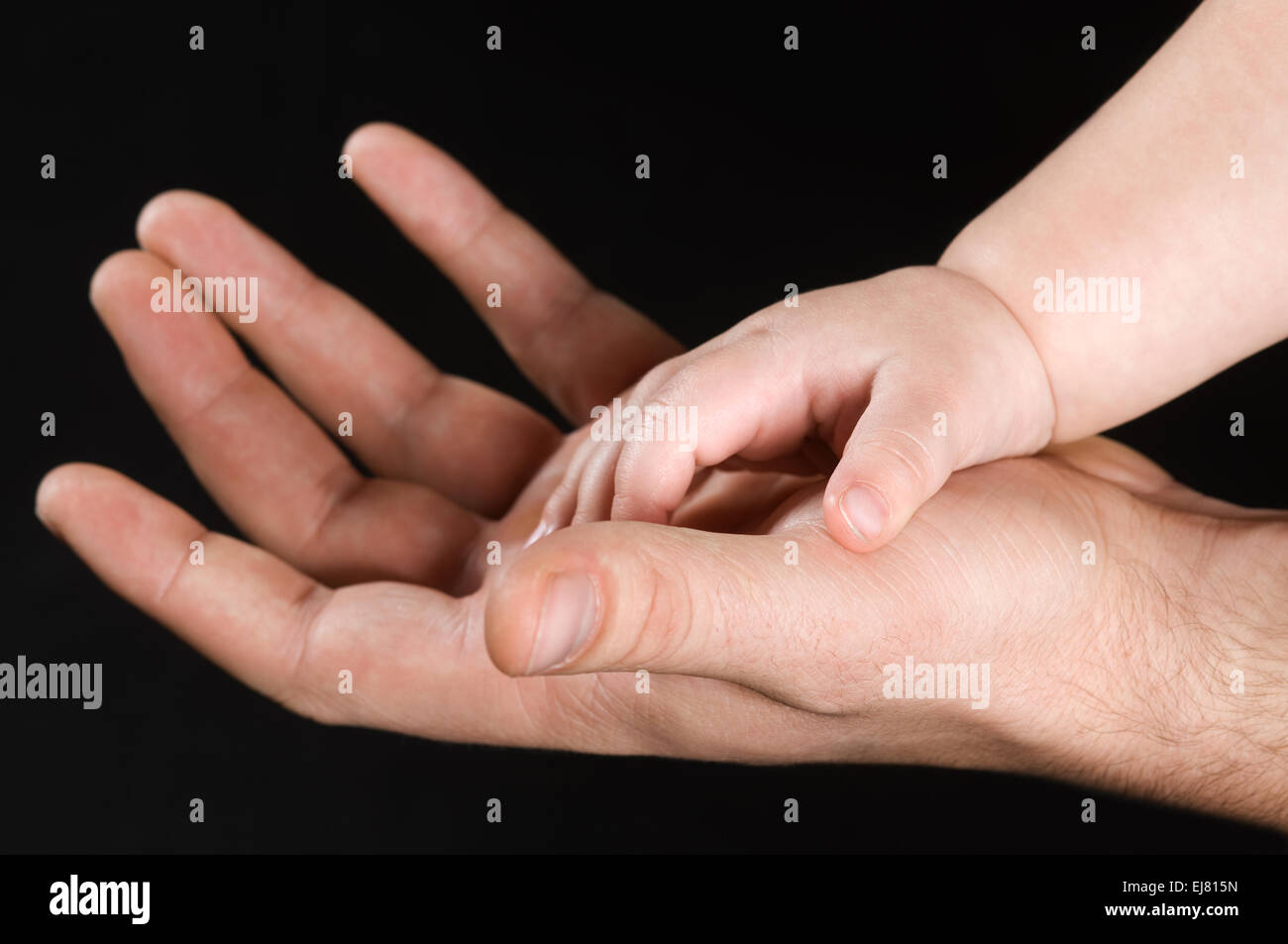 Zwei kinderhände finger -Fotos und -Bildmaterial in hoher Auflösung – Alamy