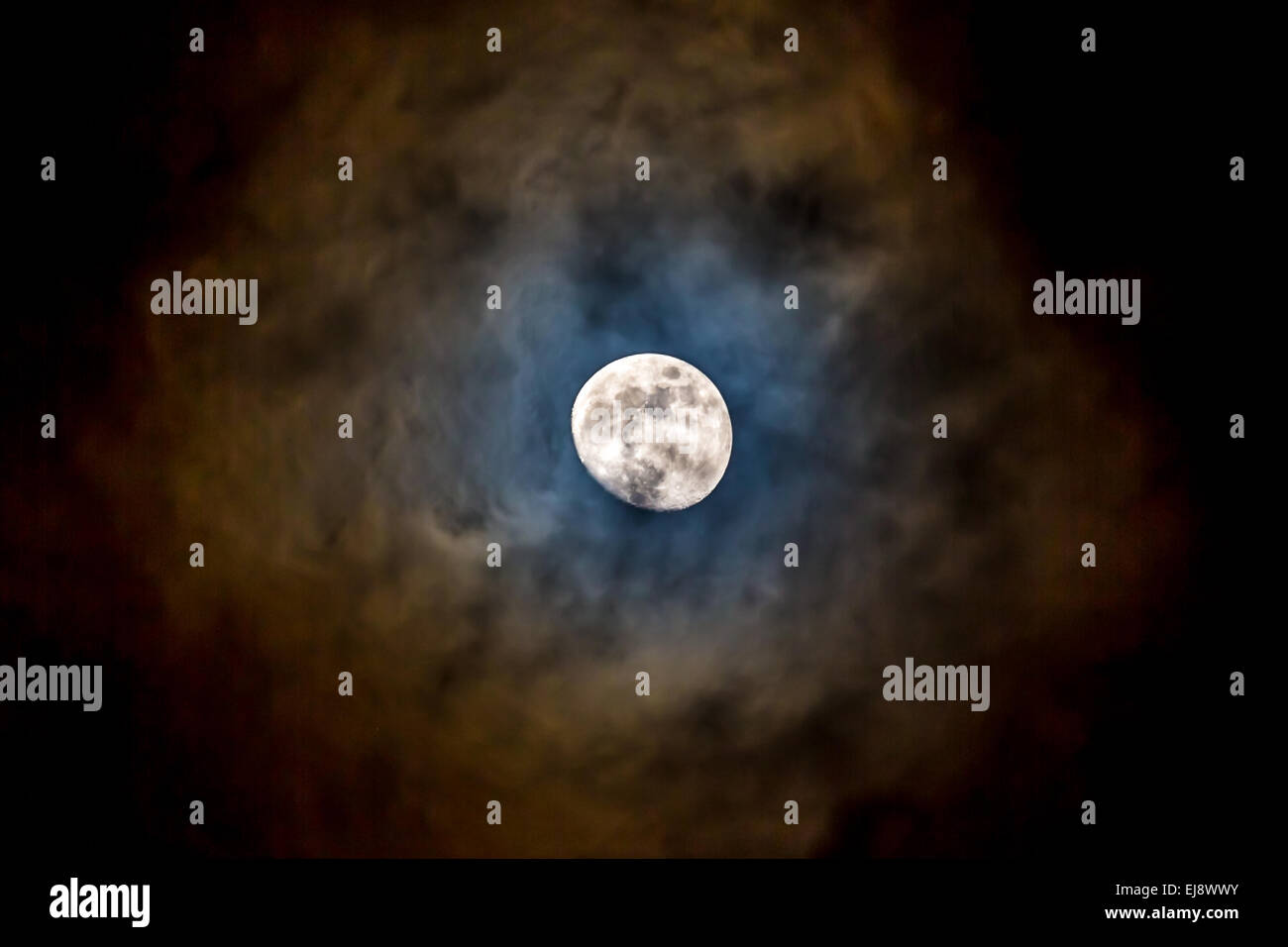 Mond wolken -Fotos und -Bildmaterial in hoher Auflösung – Alamy