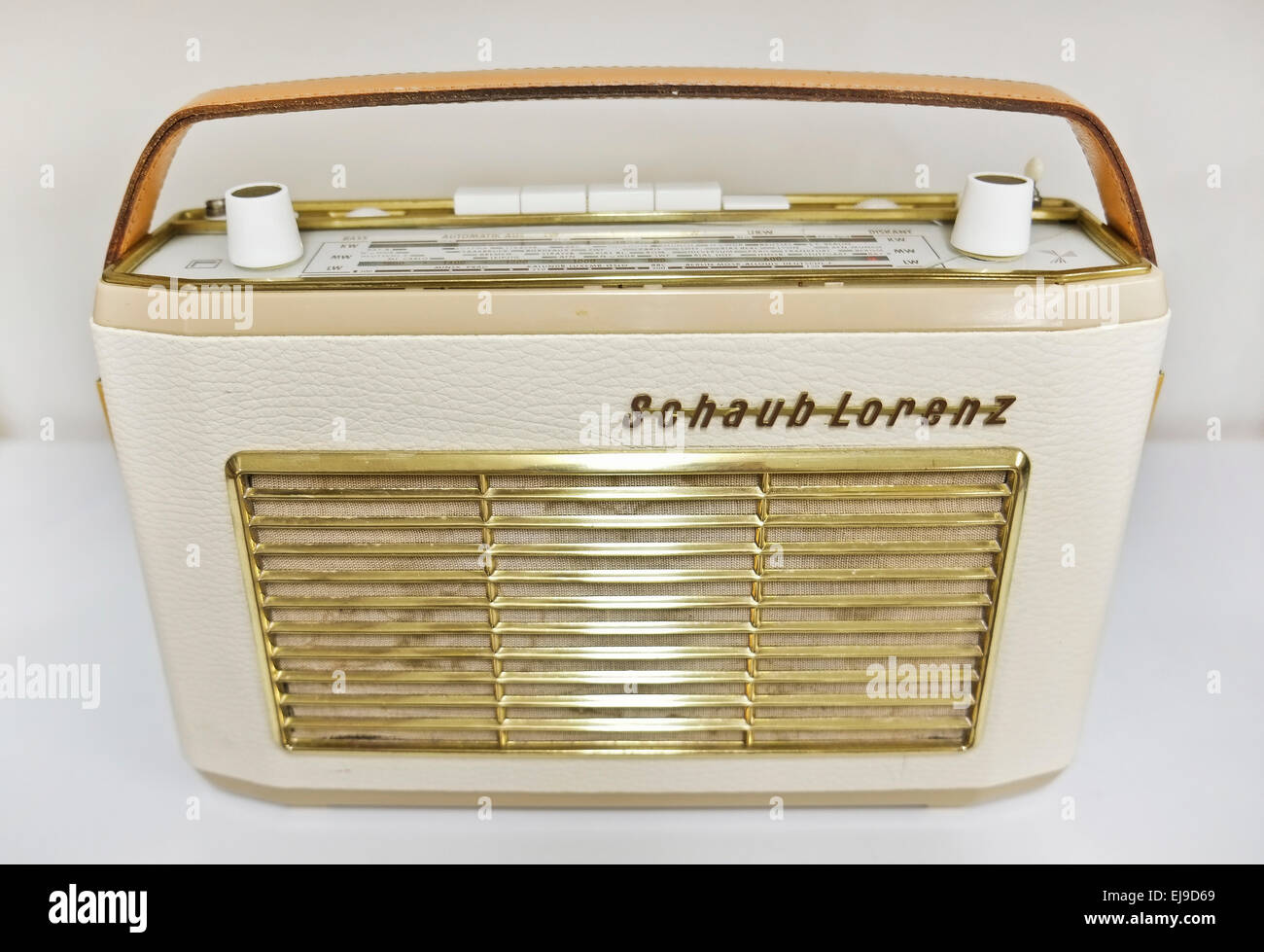 Old golden radio -Fotos und -Bildmaterial in hoher Auflösung – Alamy