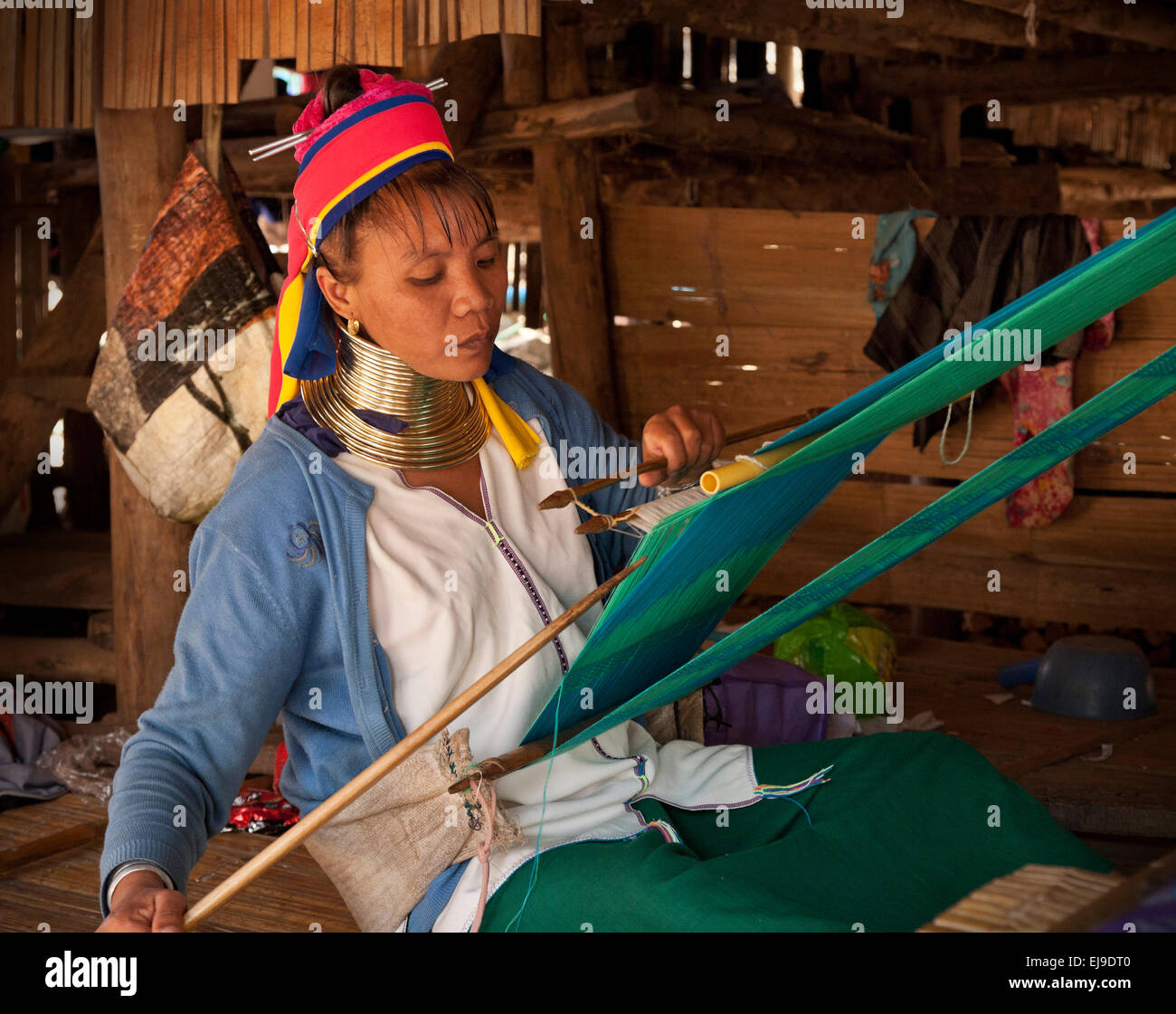Junge Frau aus der Kayan Hill Tribe, Myanmar, Burma. das Tragen der ...