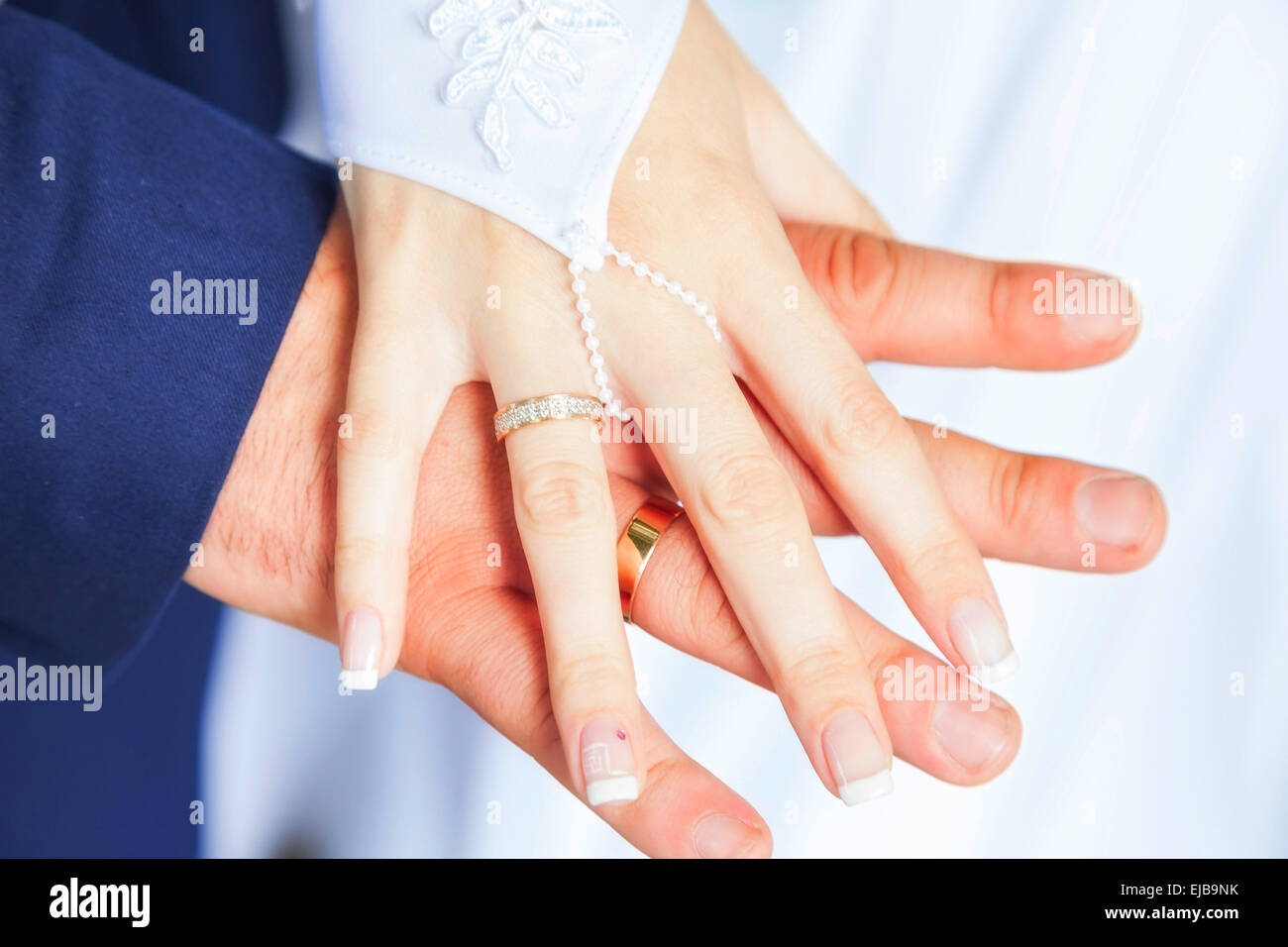 Ringe auf Händen. Symbol der Ehe Stockfotografie - Alamy