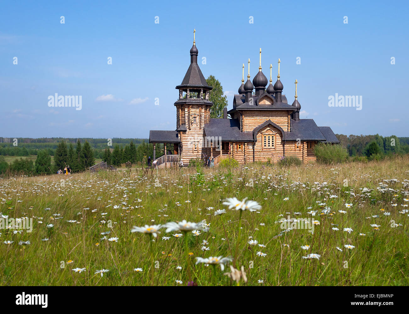 Hölzerne Kirche Allerheiligen Sibiriens am Fluss Tura. Verkotourie ...