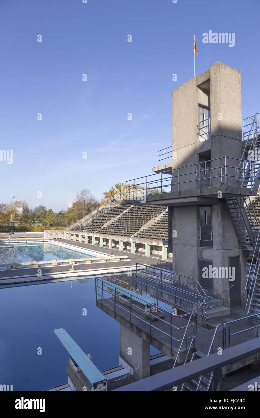 Jump tower -Fotos und -Bildmaterial in hoher Auflösung – Alamy