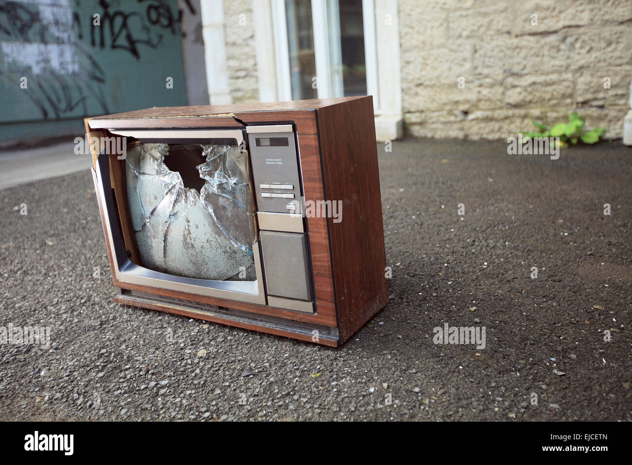 Alter kaputter fernseher -Fotos und -Bildmaterial in hoher Auflösung ...