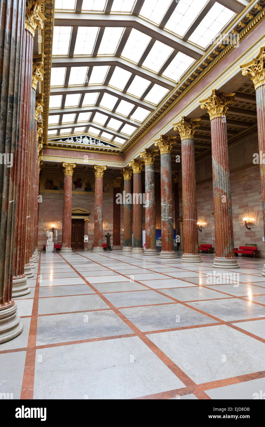 Parliament building pillars -Fotos und -Bildmaterial in hoher Auflösung ...