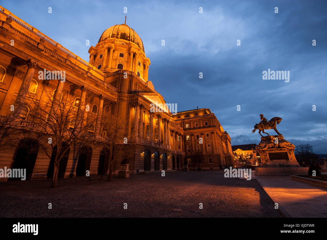 Das historische Königspalast - Budaer Burg - Museum in Budapest ...