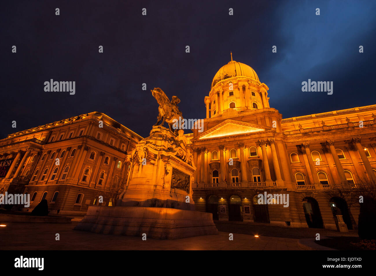 Das historische Königspalast - Budaer Burg - Museum in Budapest ...
