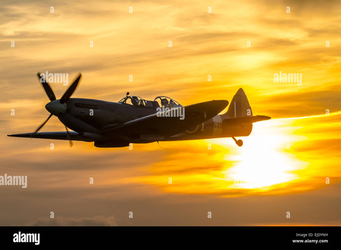 Spitfire SM520 bei Sonnenuntergang, wenn die Sonne untergeht. Die neuen ...