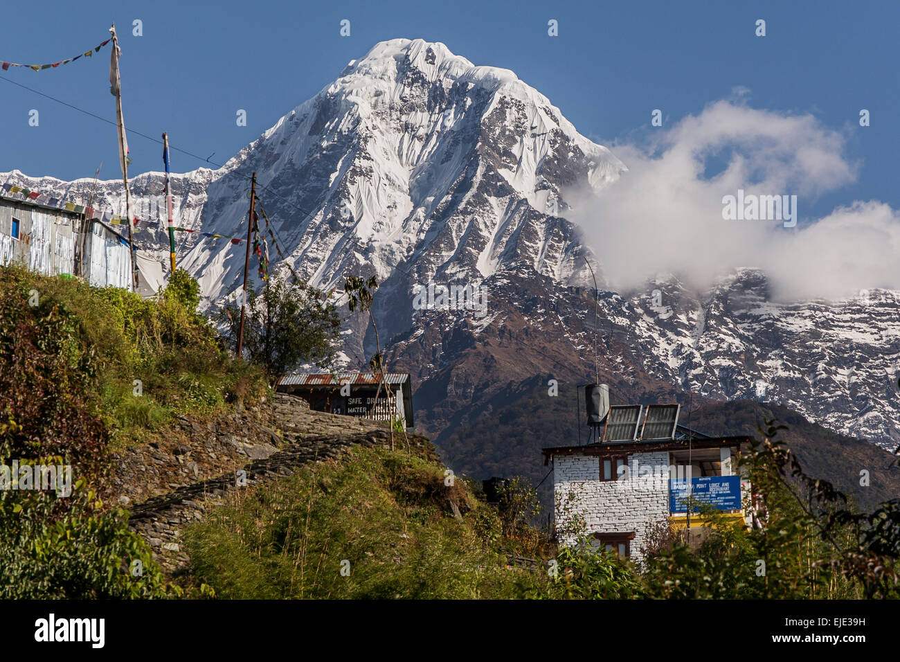 Chomrong village -Fotos und -Bildmaterial in hoher Auflösung – Alamy