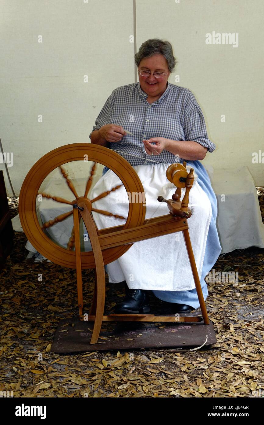 Frau am spinnrad -Fotos und -Bildmaterial in hoher Auflösung – Alamy