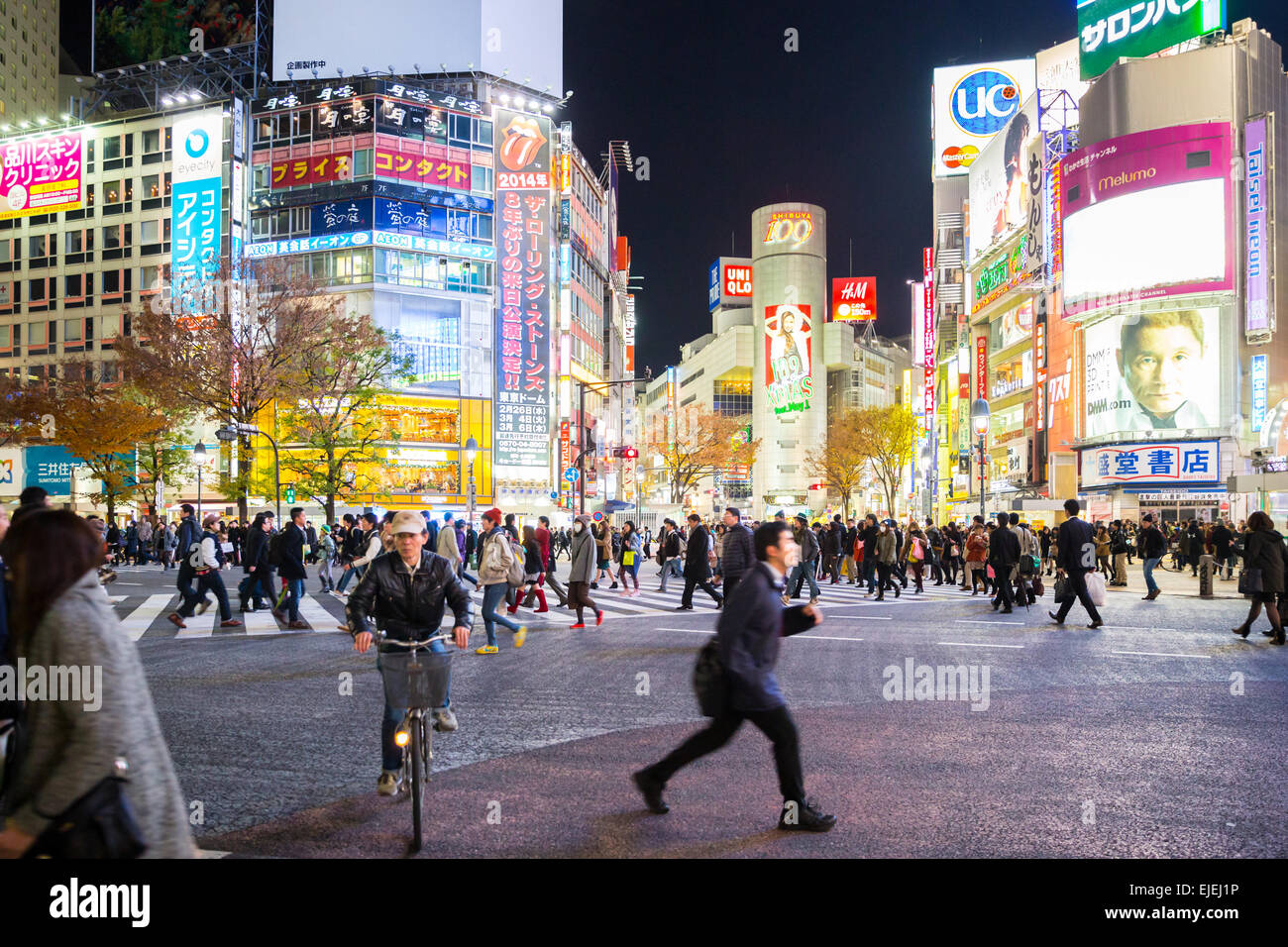 Tokio - Dezember 10: Fußgänger überqueren an der Shibuya Kreuzung am 10 ...