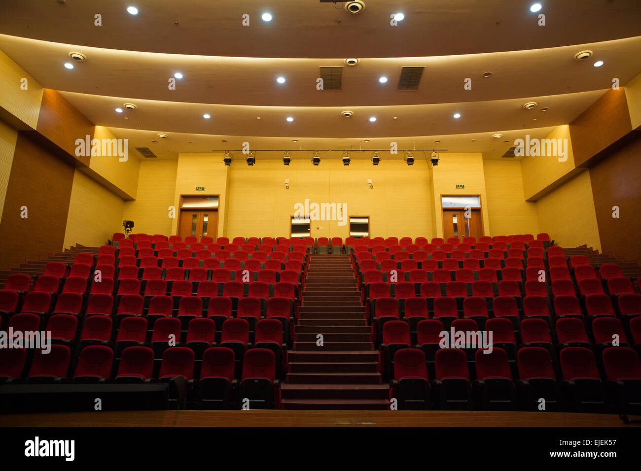 Schulhaus aula -Fotos und -Bildmaterial in hoher Auflösung – Alamy