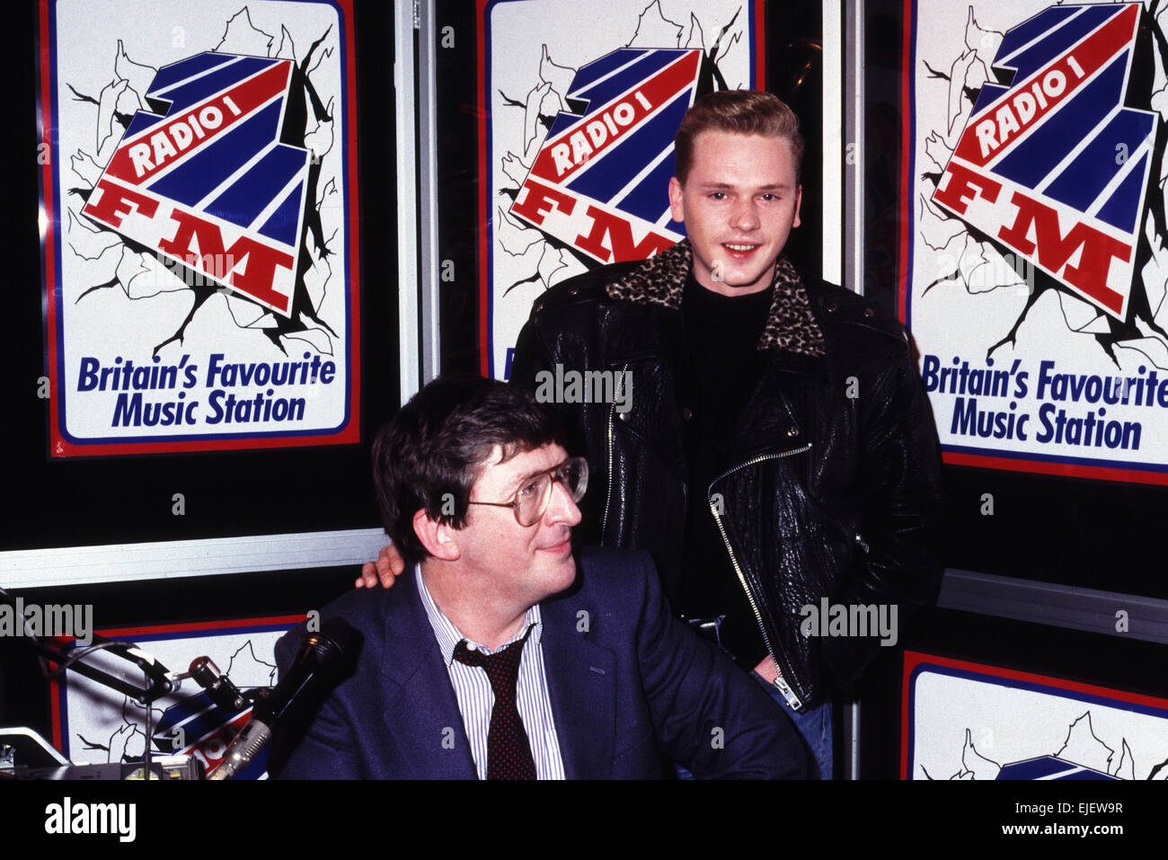 Pop-Sängerin Halo James mit Radio 1 DJ Simon Bates in Croydon circa ...