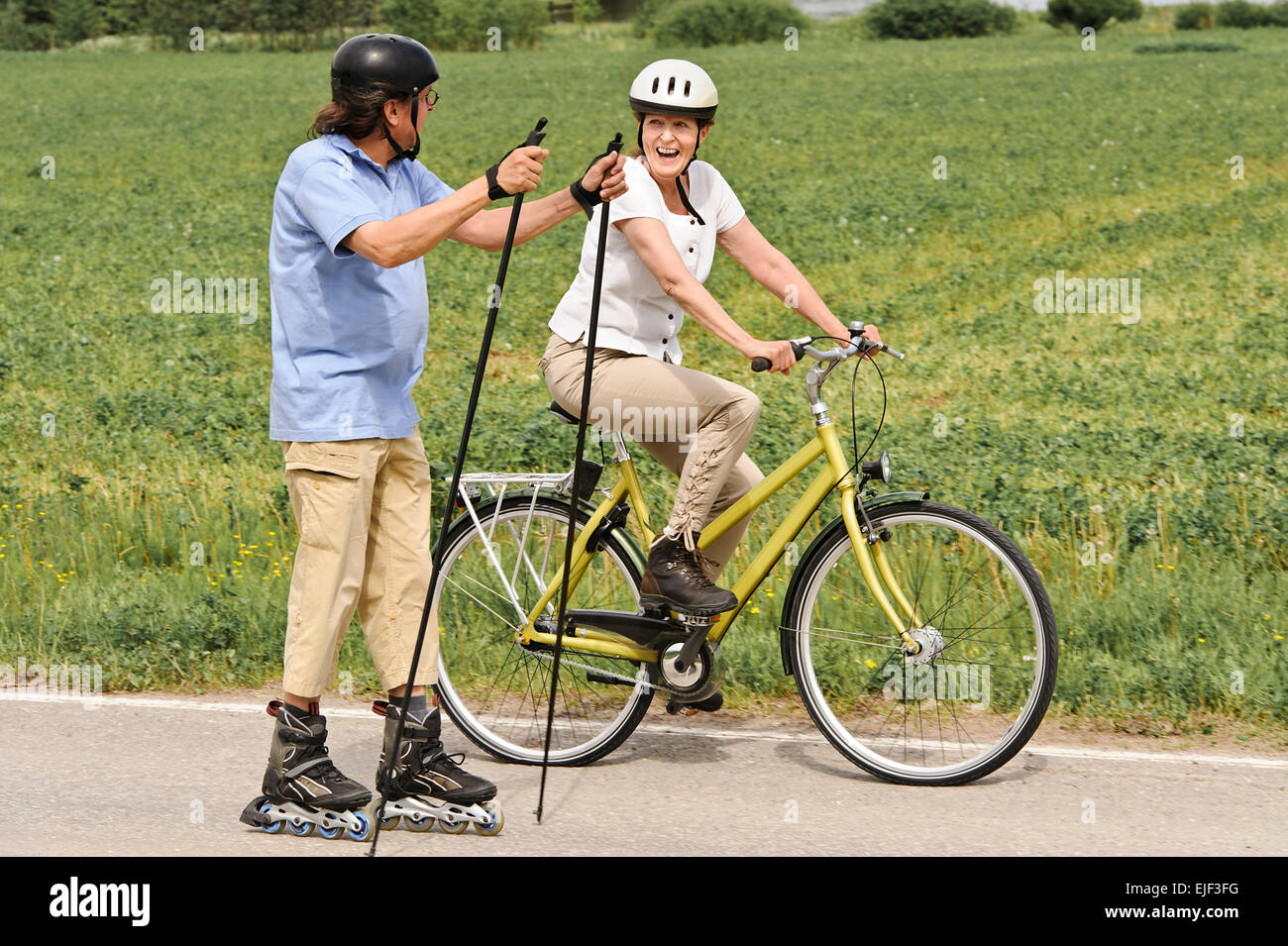 Älteres paar kräftig trainieren. Der Mann ist Nordic Inline-skating ...