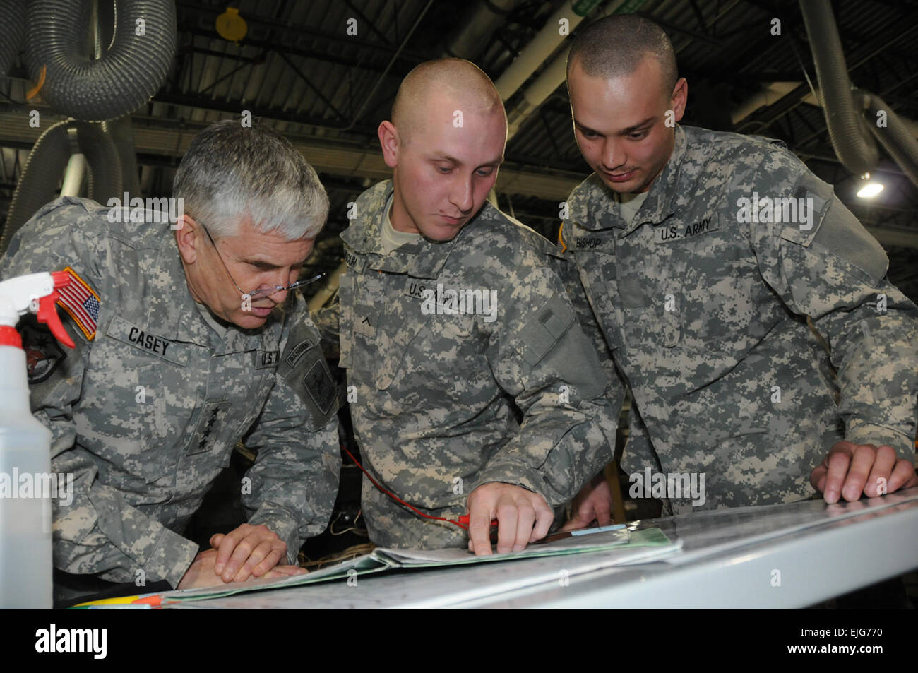 Armee-Stabschef George W. Casey Jr. blickt auf ein Diagramm als Pvt ...