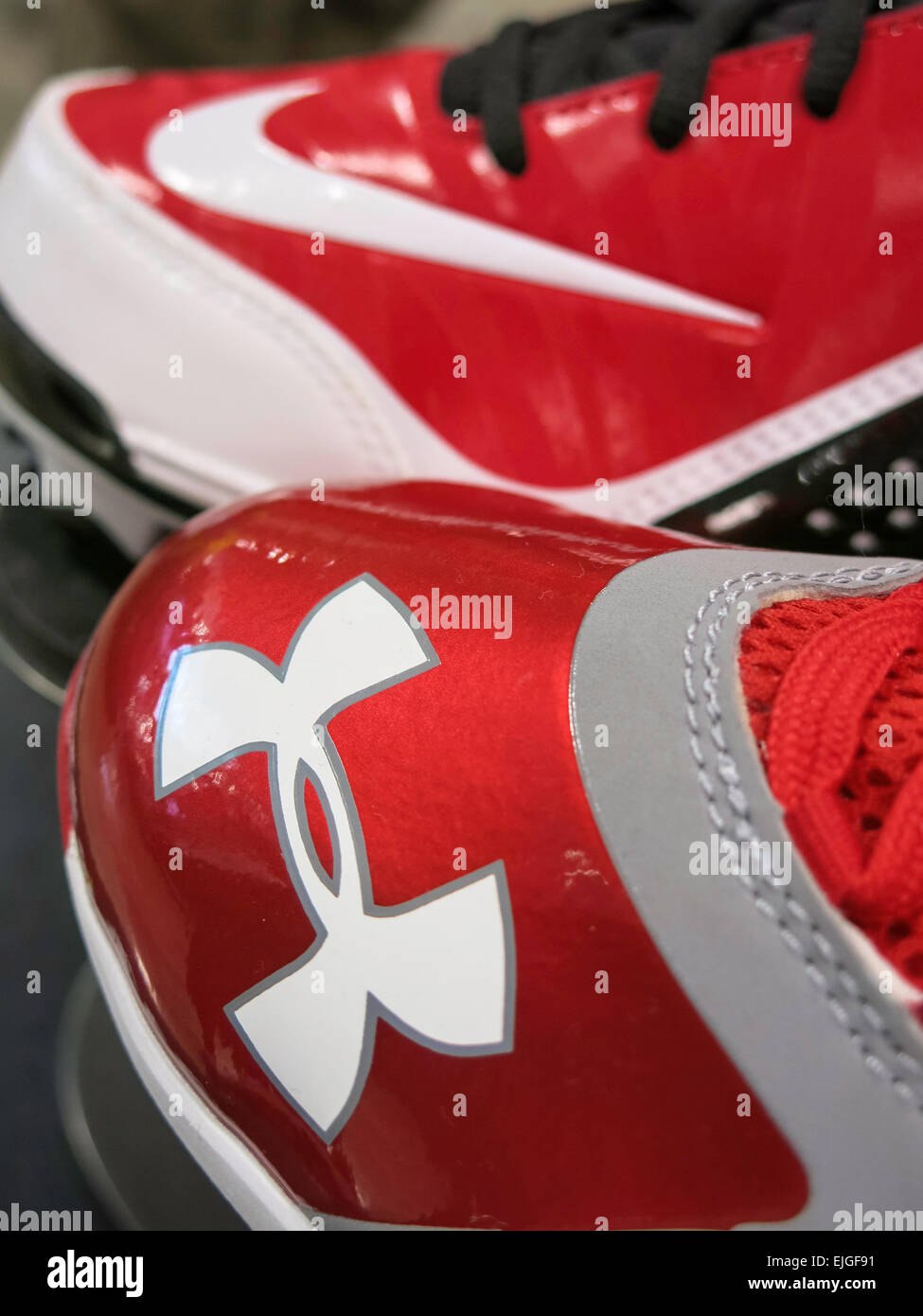 Rote nike turnschuhe -Fotos und -Bildmaterial in hoher Auflösung – Alamy