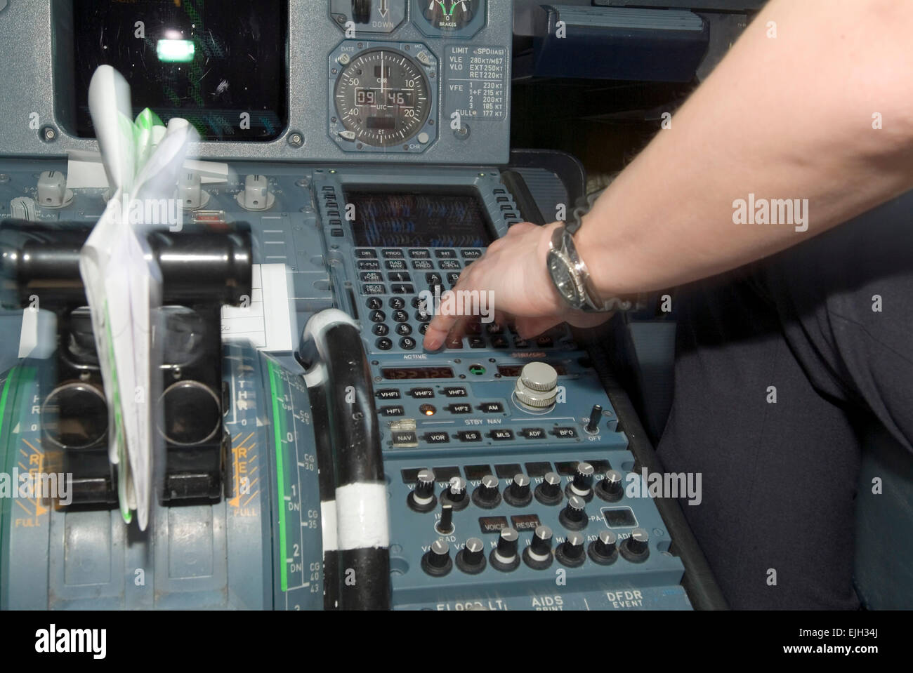 Instrument panel cockpit airbus a320 -Fotos und -Bildmaterial in hoher ...