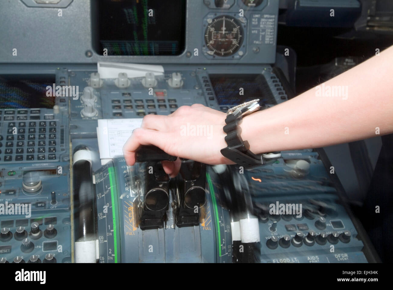 Instrument panel cockpit airbus a320 -Fotos und -Bildmaterial in hoher ...