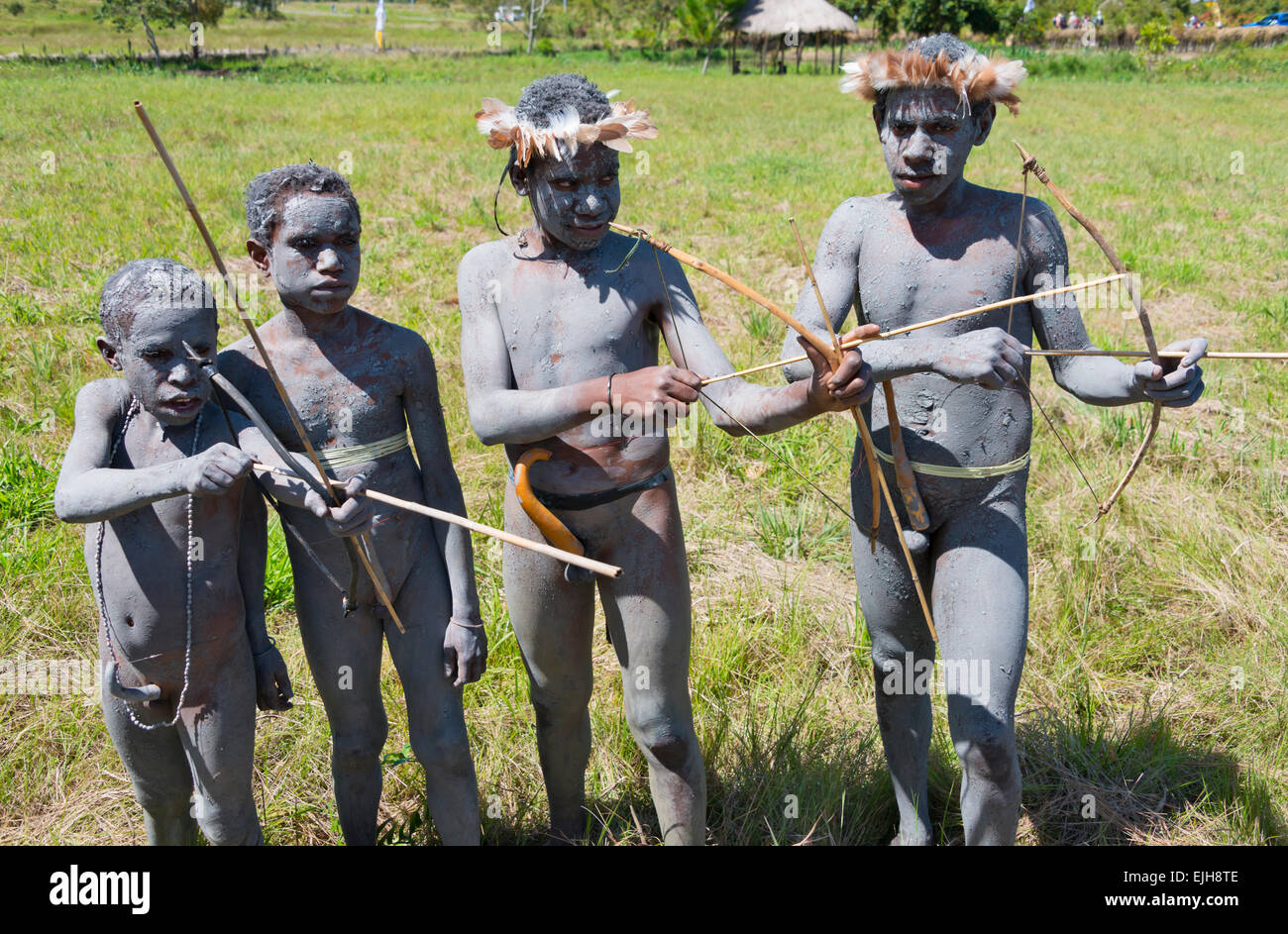 Young tribal boy bow arrow -Fotos und -Bildmaterial in hoher Auflösung ...