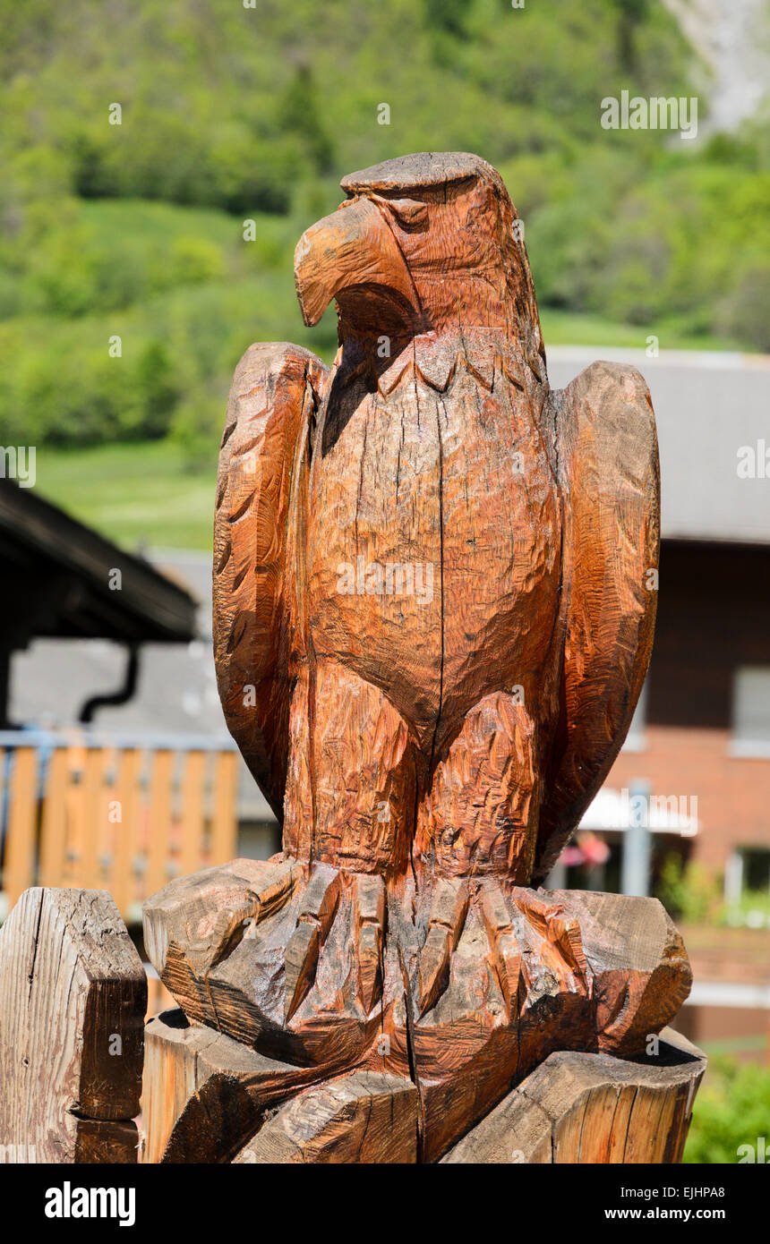 Aus holz geschnitzter adler -Fotos und -Bildmaterial in hoher Auflösung – Alamy