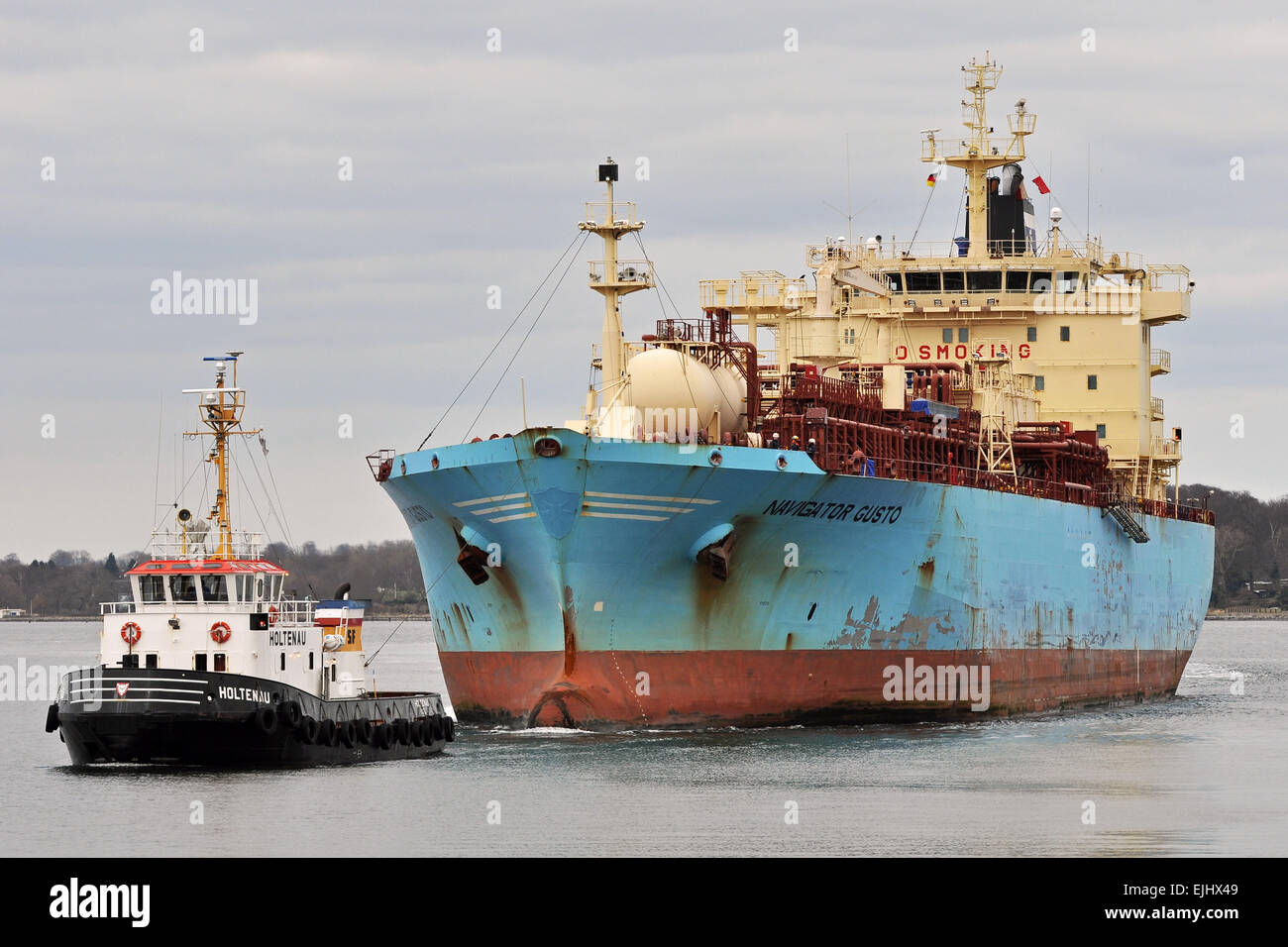 LPG-Tanker Navigator Gusto mit Schlepper Holtenau Stockfotografie - Alamy