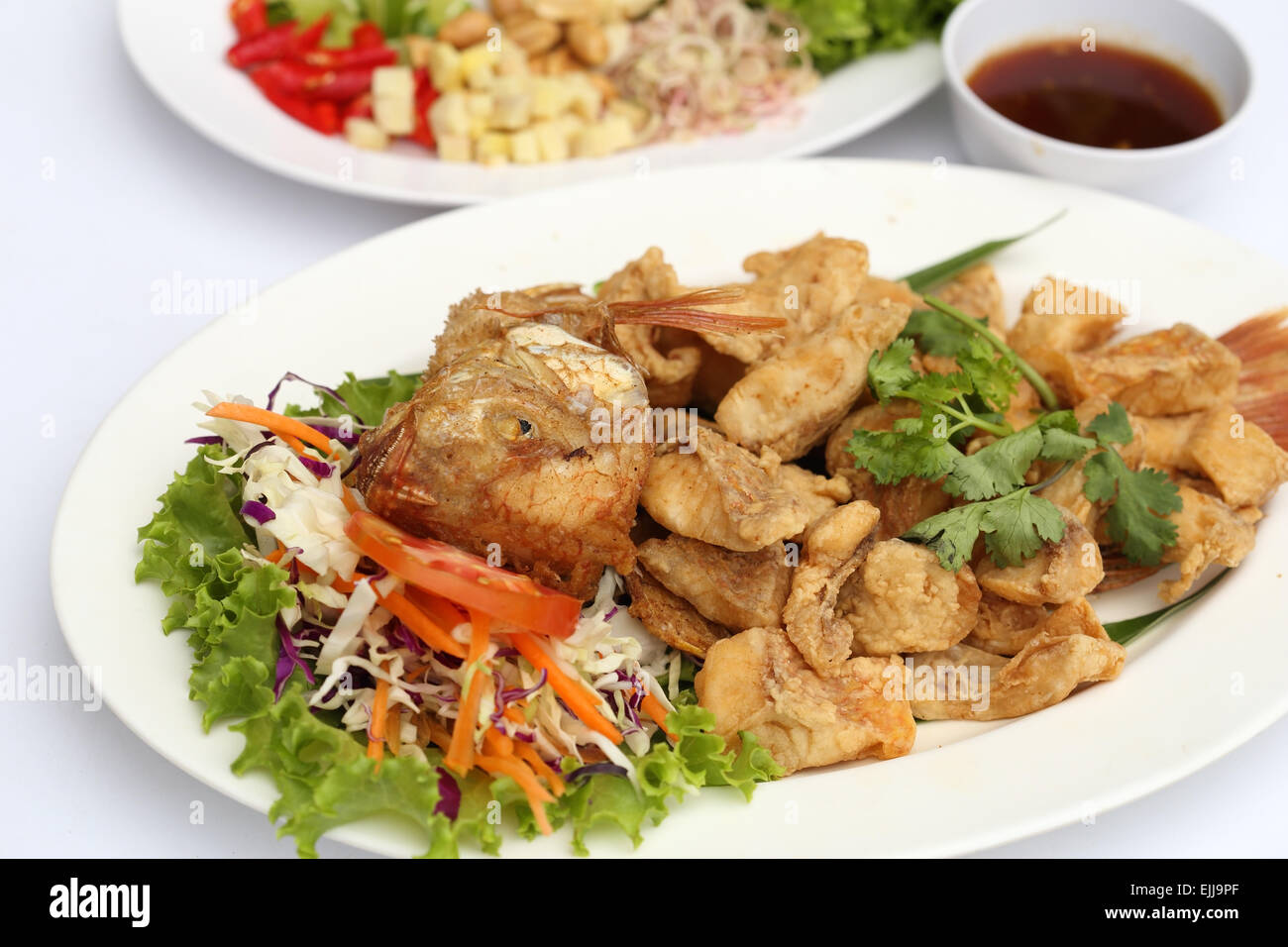 Gebratener Fisch (Complementing Fisch) auf weißen Tisch im restaurant ...