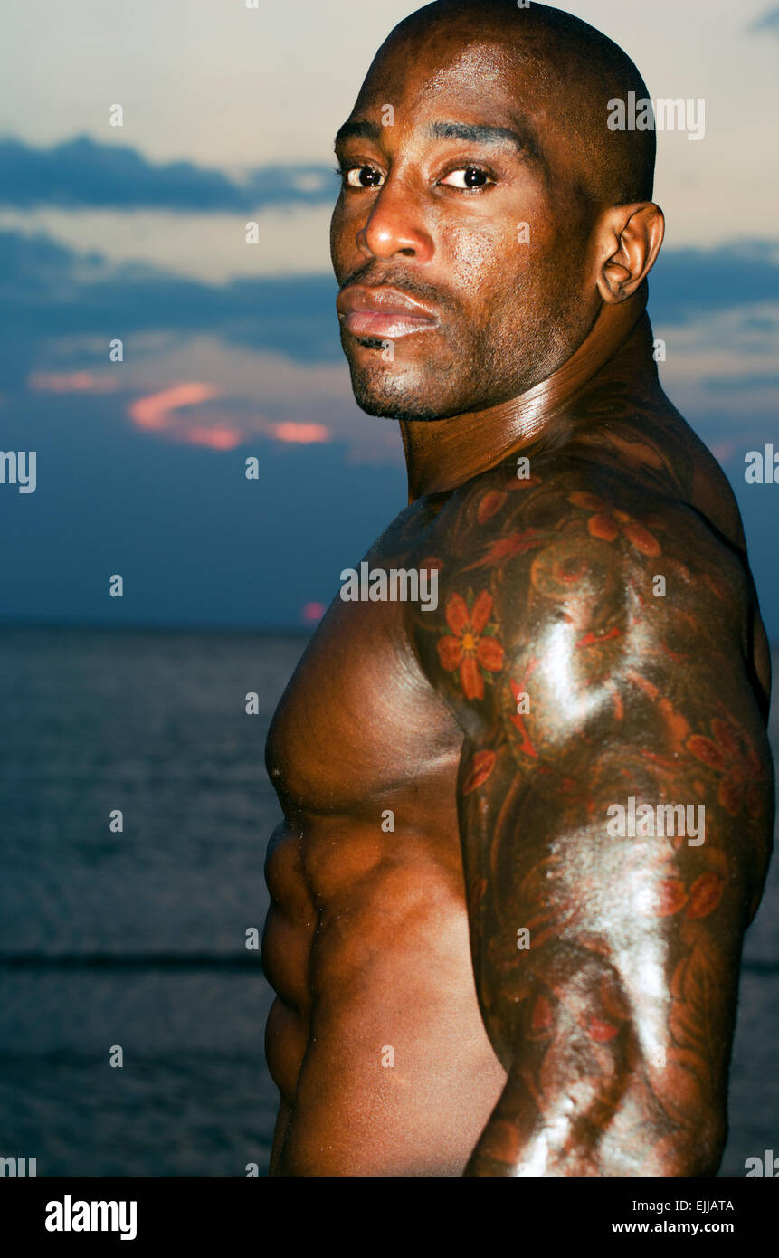 Male bodybuilder flexing muscles -Fotos und -Bildmaterial in hoher ...