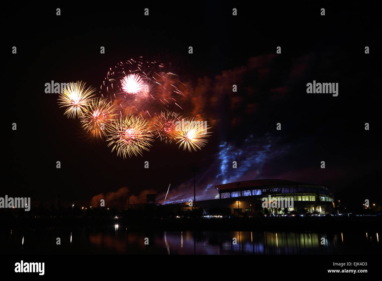 fu-ballfans-stadion-feuerwerk-fotos-und-bildmaterial-in-hoher